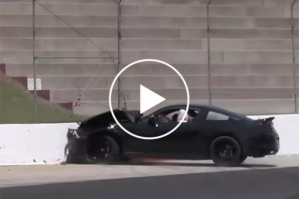 Tan-awa ang Usa ka Gibag-o nga Mustang Nasakitan Sa Usa ka Drift Event