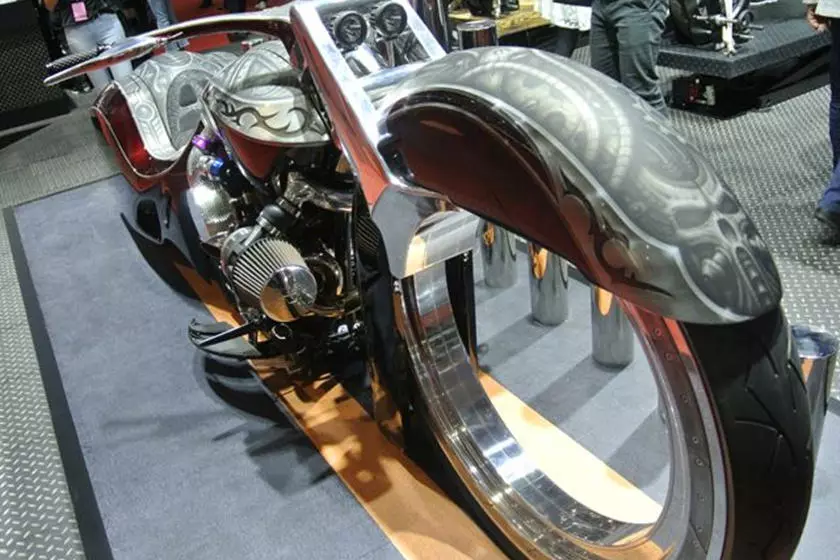 O badass Harley-Davidson Road King anda em rodas sem cubo