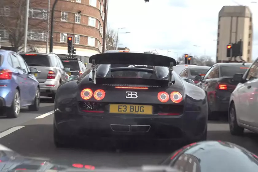 Oglądaj Bugatti Chase Ferrari za 50 milionów dolarów 30965_6