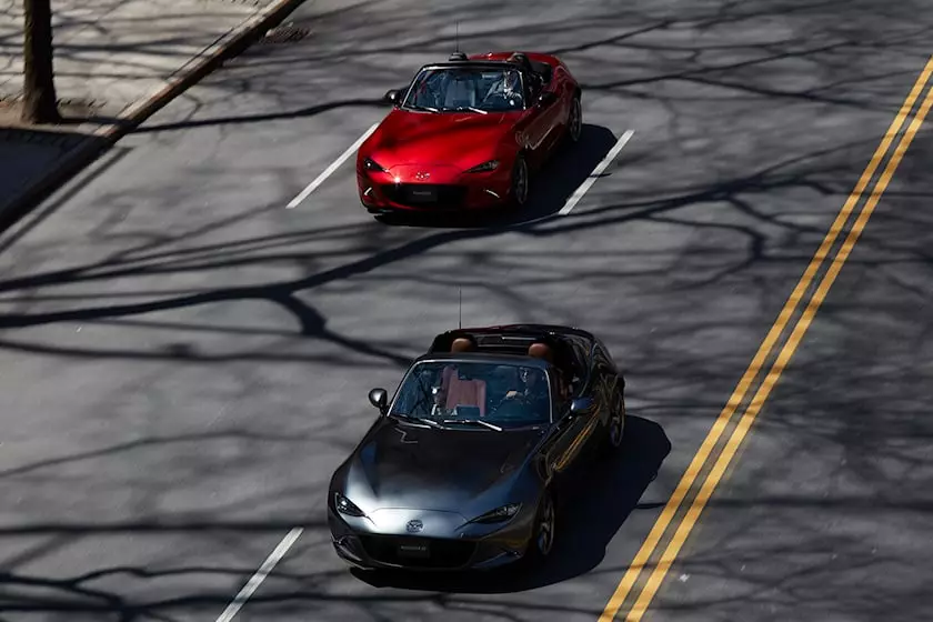 2022. gada Mazda MX-5 Miata tiek piegādāta ar jaunu cenu, jaunu krāsu un jaunu dinamiku 3120_4