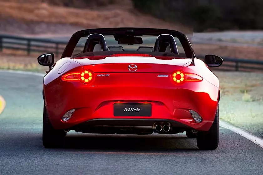 Vista traseira do Mazda MX-5 Miata 2016-2021