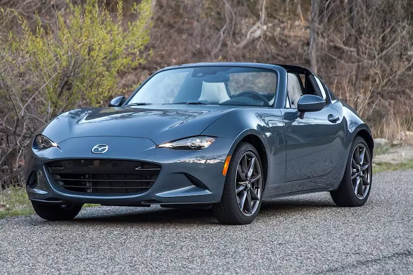 Vista de ângulo frontal 2017-2021 Mazda MX-5 Miata RF