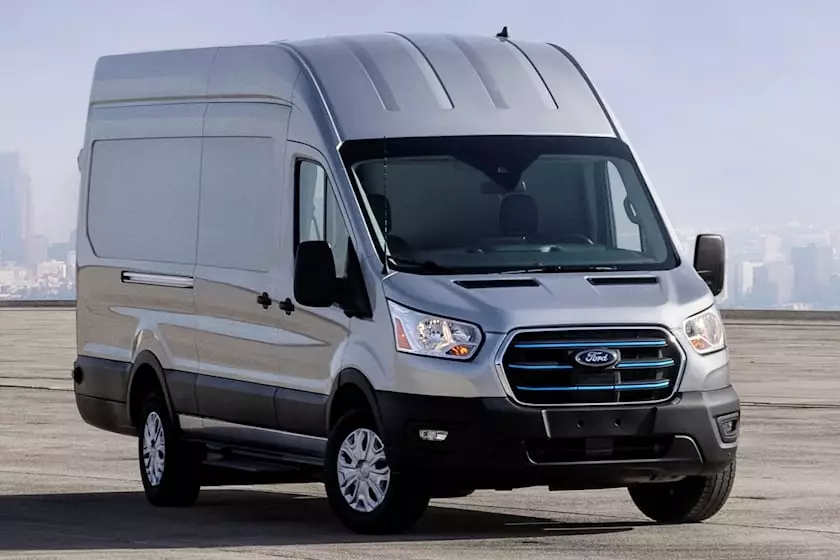 2022 Ford E-Transit жүк вагонының алдыңғы бұрыштық көрінісі