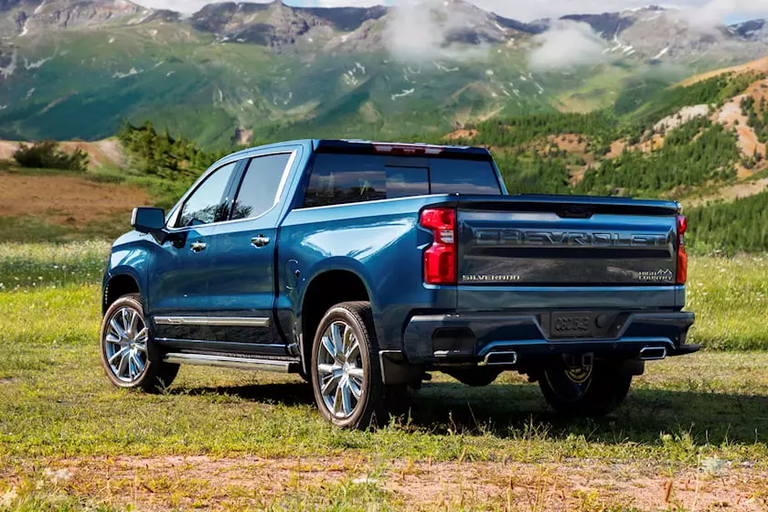 2022 Chevrolet Silverado 1500 Πίσω γωνιακή όψη