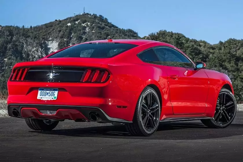 2015-2017 Ford Mustang Coupe aizmugurējais trīs ceturtdaļas skats no labās puses