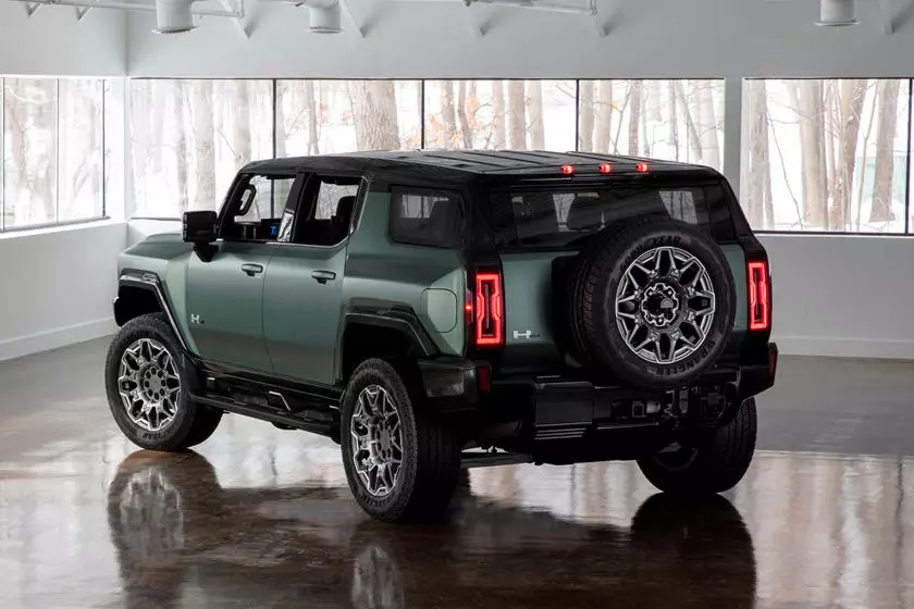 2024 GMC Hummer SUV Pamje nga këndi i pasmë