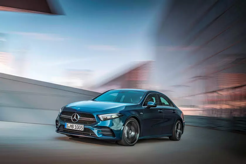 2020-2021 Mercedes-AMG A35 ஃபிரண்ட் வியூ டிரைவிங்