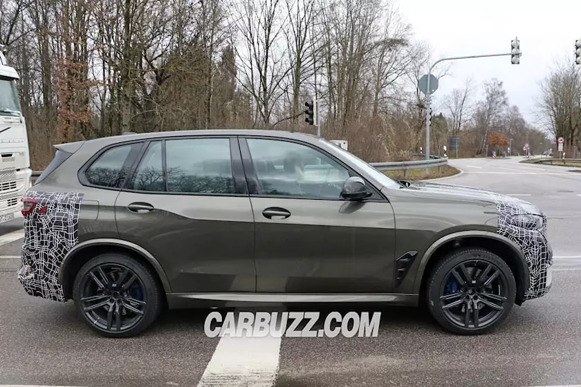 Faceliftované BMW X5 M Spotted Hiding Behind Fresh Camo 3154_2