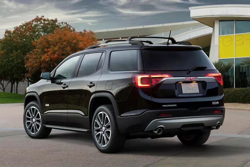 Vista de ángulo traseiro GMC Acadia 2017-2019