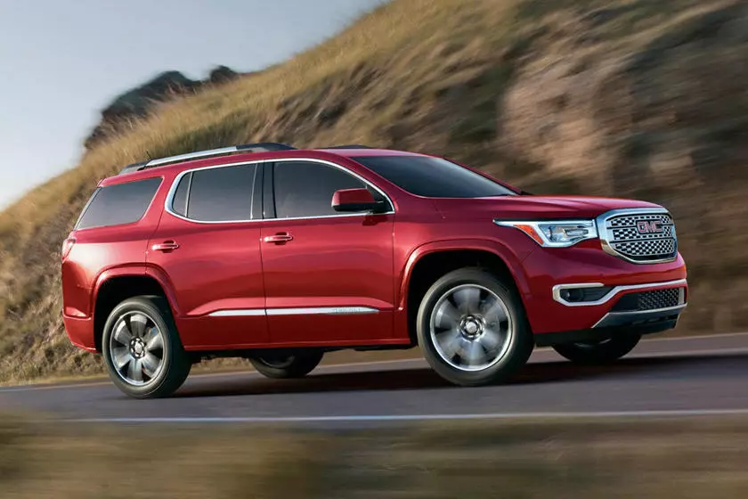 2017-2019 GMC Acadia מבט מהצד נהיגה