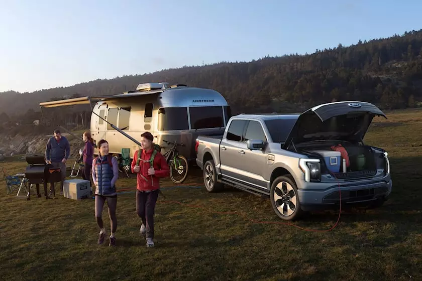 2022 Ford F-150 Lightning Vista de ángulo frontal