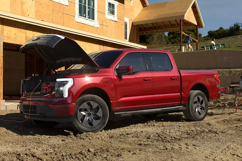 2022 Ford F-150 Lightning Vista de ángulo frontal