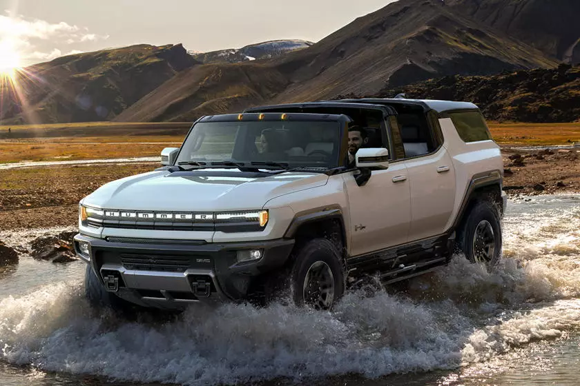 2024 GMC Hummer SUV ڈرائیونگ فرنٹ اینگل