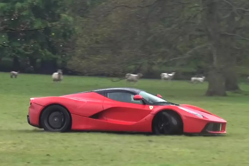 Kijk hoe een Ferrari LaFerrari wordt afgeranseld op een veld 31595_2