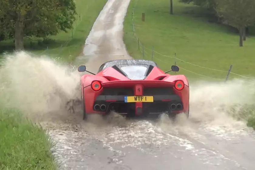 Kijk hoe een Ferrari LaFerrari wordt afgeranseld op een veld 31595_5