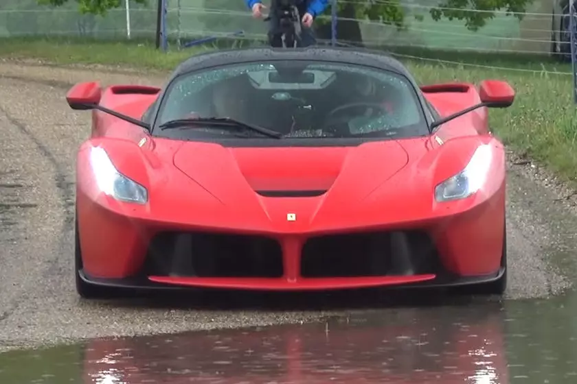 Se en Ferrari LaFerrari bli slått på et felt 31595_8