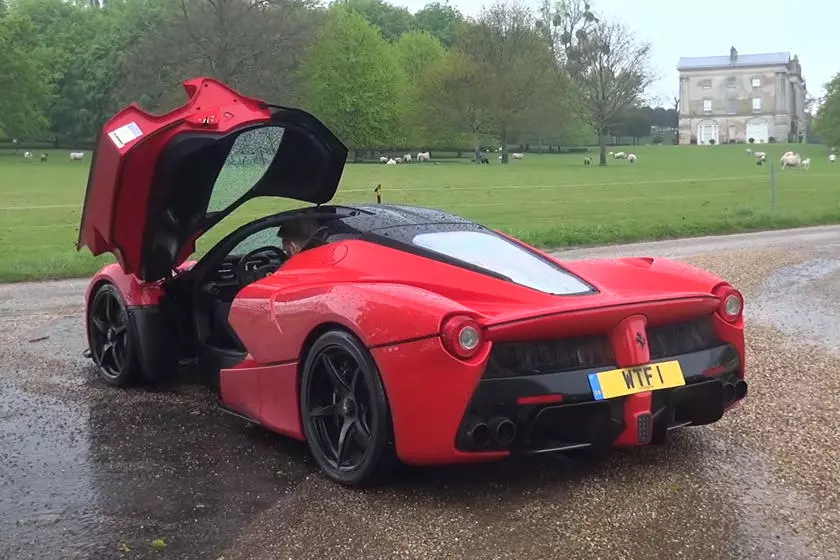 Kijk hoe een Ferrari LaFerrari wordt afgeranseld op een veld 31595_9