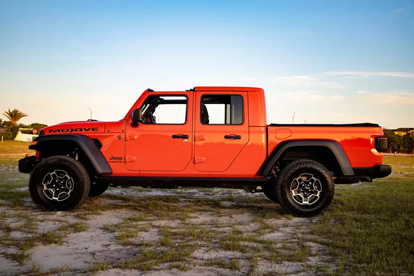 2020-2021 Jeep Gladiator yon ko'rinishi