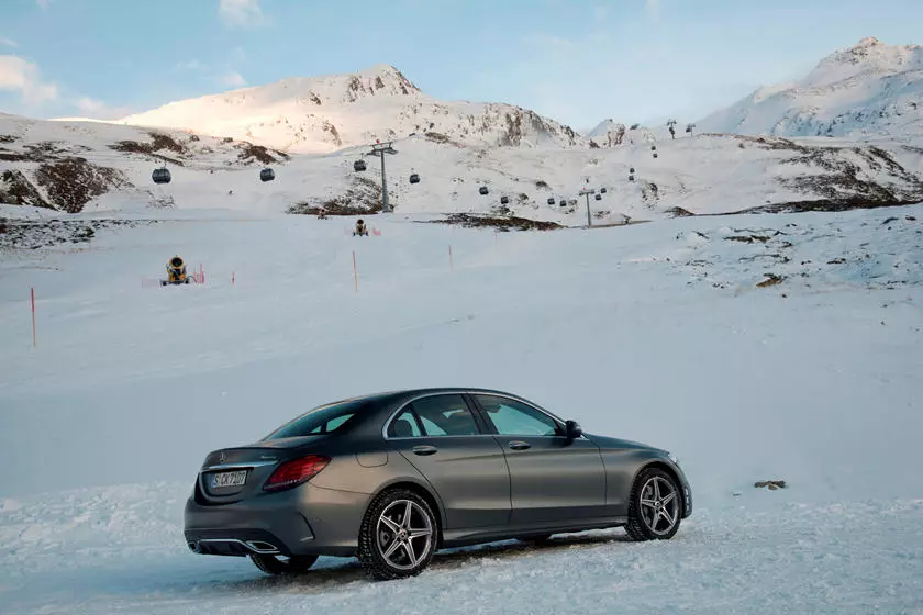 2019–2020 m. Mercedes-Benz C klasės sedano vaizdas iš galinio kampo