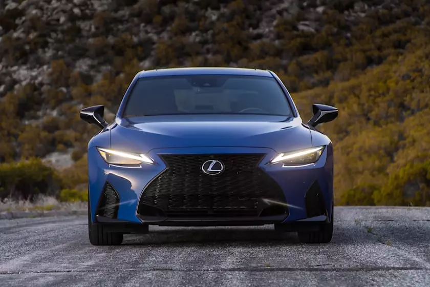 2021-2022 Lexus IS ہیڈلائٹس آن