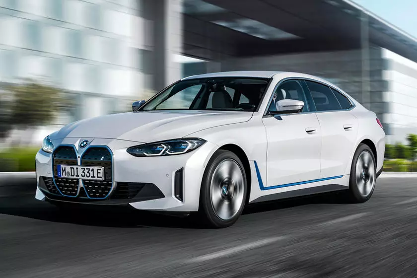 2022 BMW i4 سائیڈ پرسپیکٹیو ڈرائیونگ