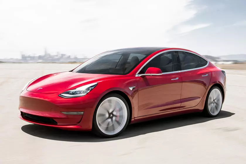 Tesla Model 3 2017-2019 года, вид спереди за рулем