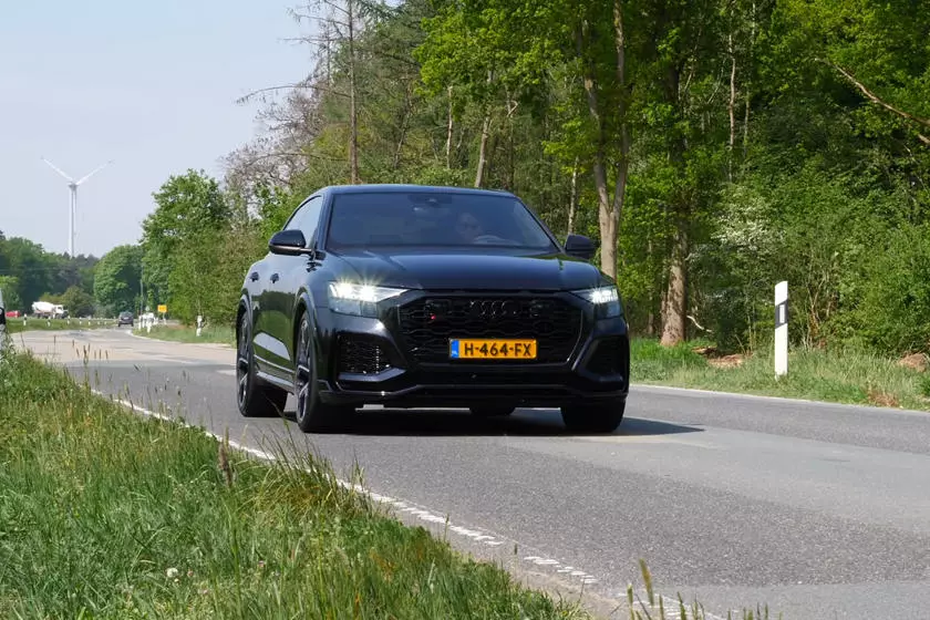 Mire el reloj Audi RS Q8 a 180 MPH en la autopista 32018_1