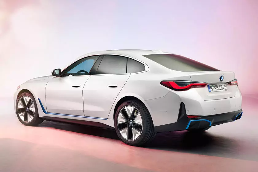 2022 BMW i4 vista traseira em ângulo