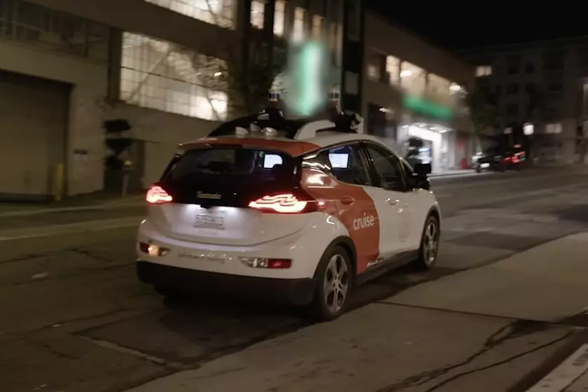 Sehen Sie, wie Mary Barra in einem fahrerlosen Chevrolet Bolt eine Runde dreht 32041_4