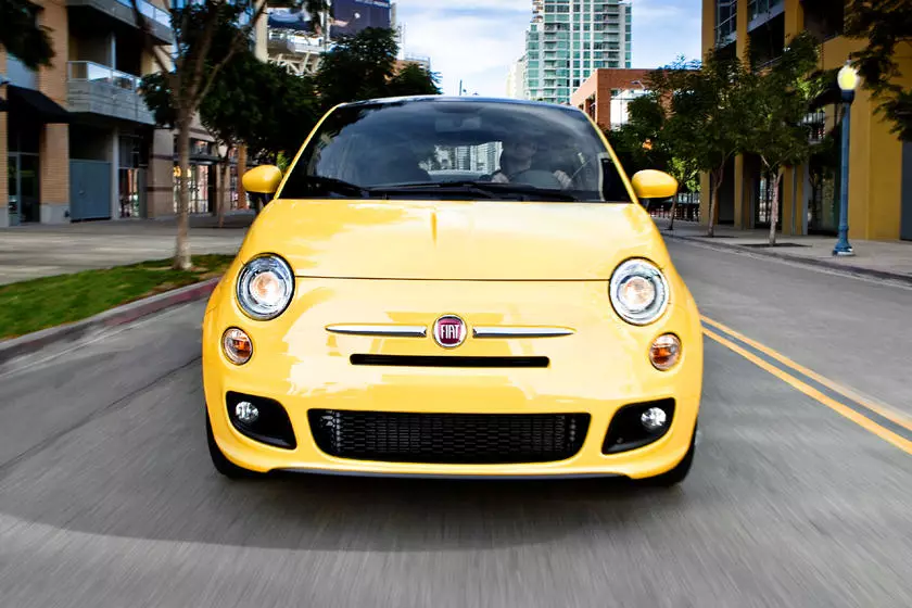 2016-2019 FIAT 500 Hatchback Driving in Motion