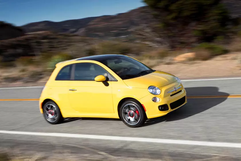 FIAT 500 Hatchback 2016-2019 em movimento