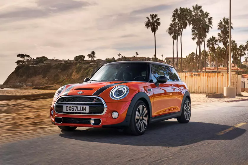 Lái xe từ phía trước Mini Cooper mui cứng 2019-2021