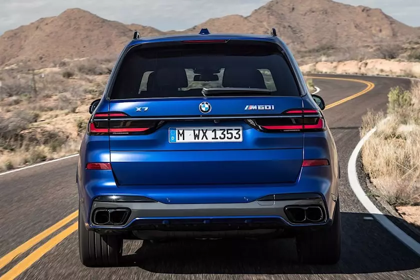 2023 BMW X7 Rear View na Pagmamaneho