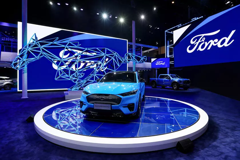 Futuristische Autoskulptur gibt Vorschau auf neuen Ford Mustang 32267_2