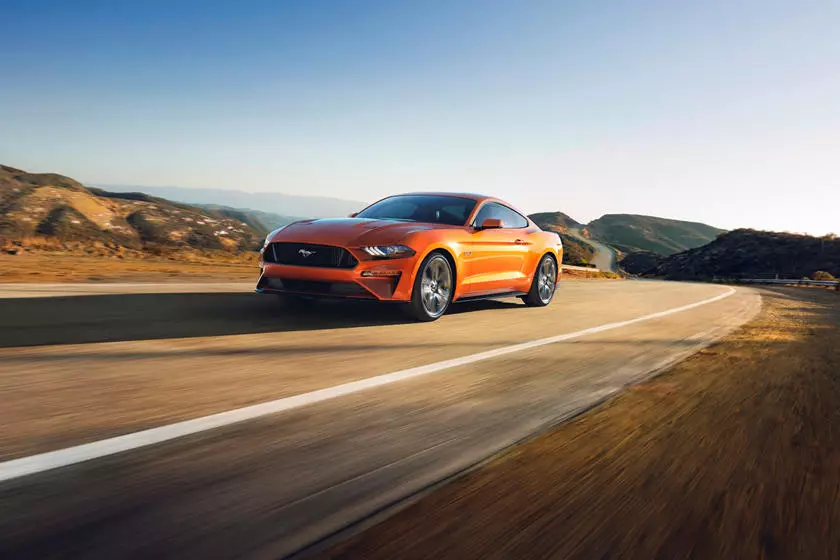 2018-2020 ፎርድ Mustang Coupe የፊት እይታ መንዳት