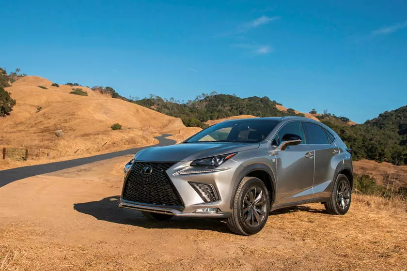 Vista d'angle frontal de Lexus NX 2018-2021