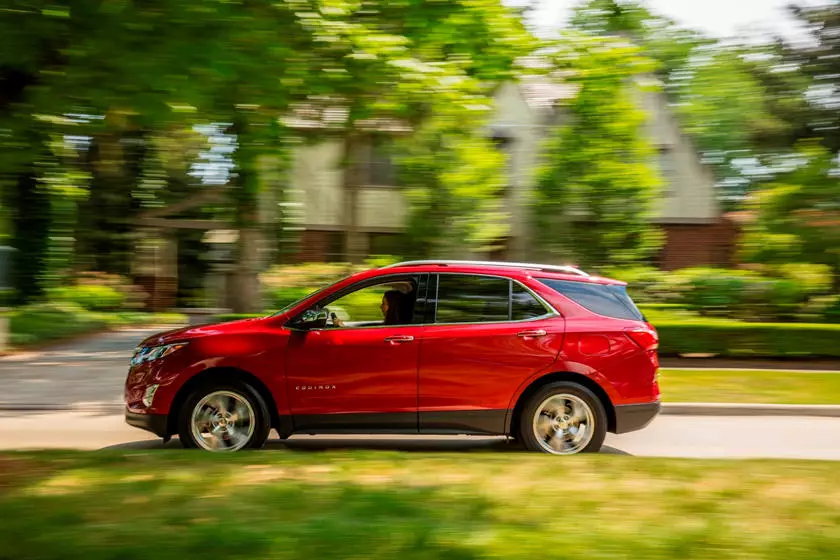 Mengemudi Tampilan Samping Chevrolet Equinox 2018-2020