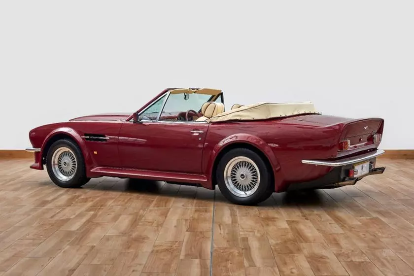 ඩේවිඩ් බෙකම්ගේ Rare Aston Martin V8 Volante යනු විශිෂ්ට නිර්මාණයකි 32594_2