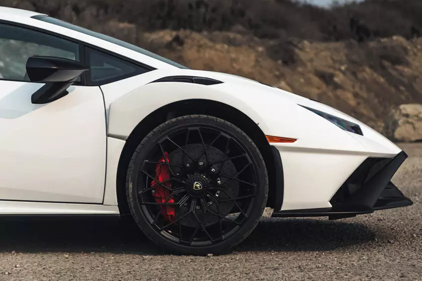 Kako je Lamborghini Huracan STO naredil za cestni dirkalnik 3266_5