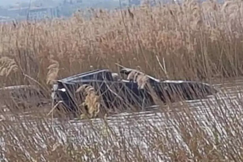 Hogyan került ez a Ferrari 812 GTS egy tóba? 32700_2