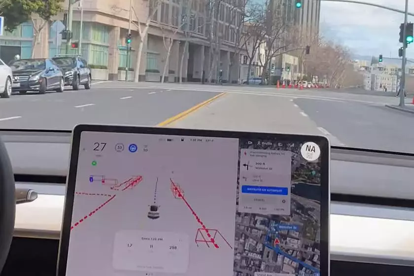 सेल्फ-ड्राइविंग टेस्ला के 13 मिनट त्रुटियों की एक कॉमेडी है 32773_5