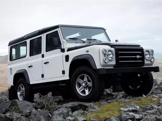 Land Rover Defender bakal dadi bintang ing Film Bond Anyar 'Skyfall' 32889_1