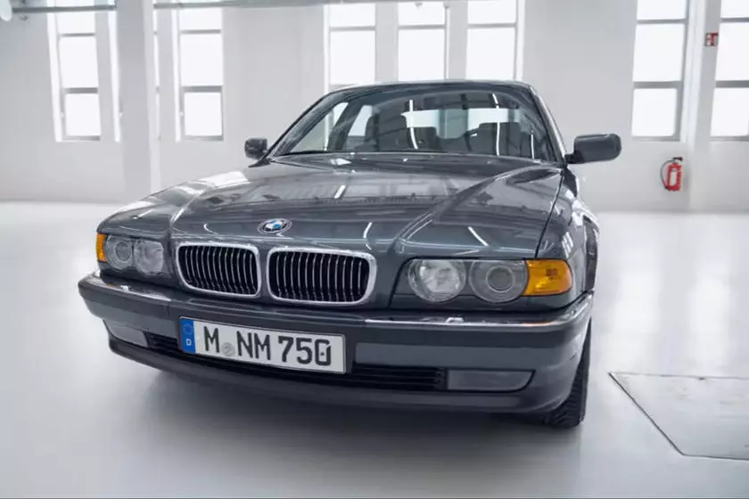 BMW Classic E38 750iL-ро шарҳ медиҳад 32909_1