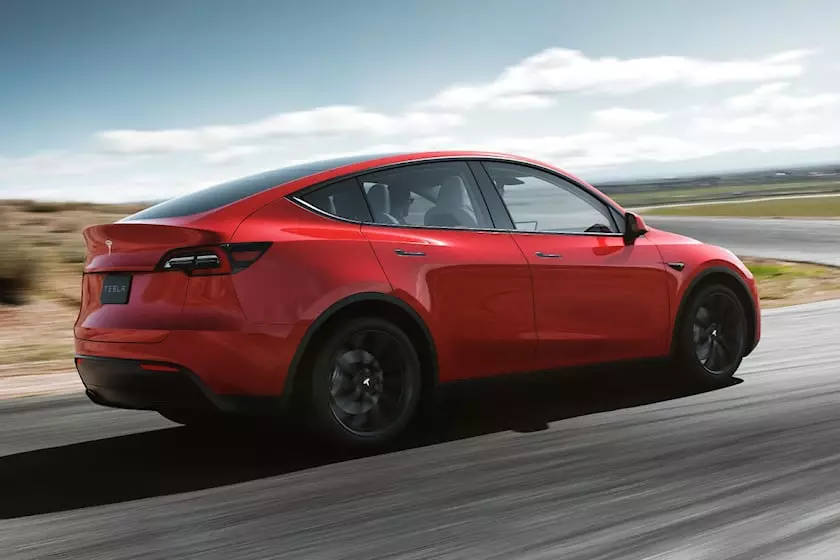 Задняя перспектыва язды Tesla Model Y 2020-2022 гг