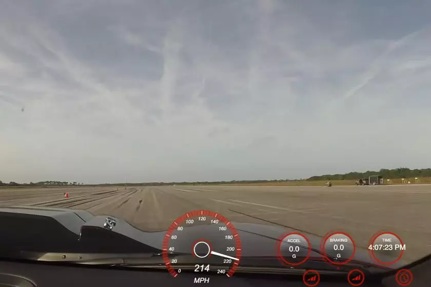 Sehen Sie, wie eine Chevrolet Corvette ZR1 mit Leichtigkeit 214 MPH erreicht 32957_3