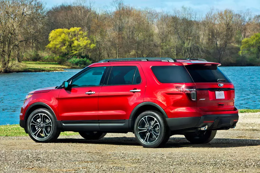 Vista de ángulo traseiro de Ford Explorer 2011-2015