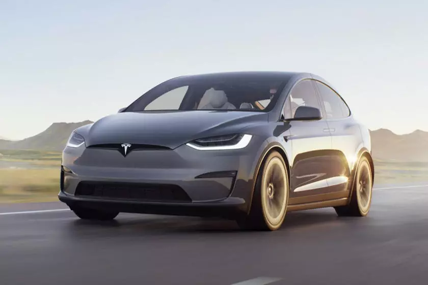 2021 Tesla Model X Plaid Front View បើកបរ