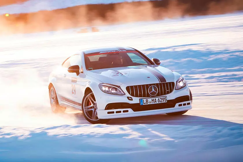 Drifting Mercedes-AMG Awọn ọkọ ayọkẹlẹ Lori Adagun tio tutunini dabi apọju 33005_2