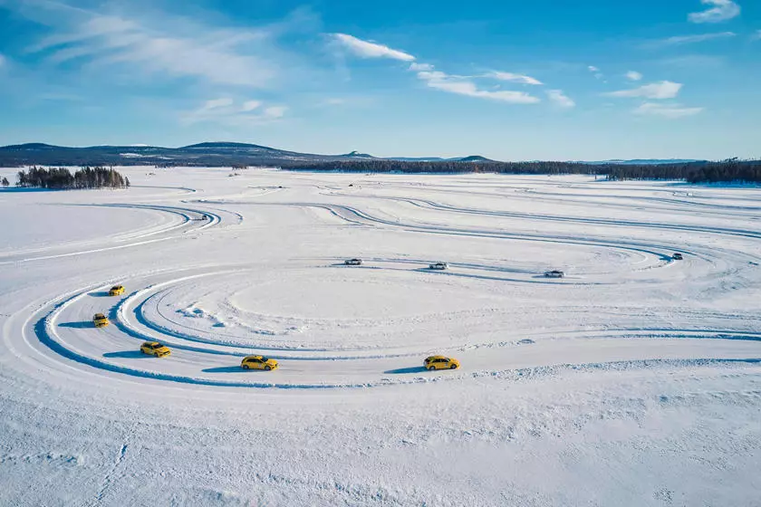 Drivantaj Mercedes-AMG Aŭtoj Sur Frosta Lago Aspektas Epopea 33005_6