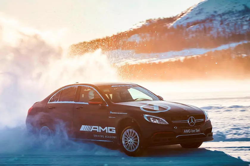 Drifting Mercedes-AMG Awọn ọkọ ayọkẹlẹ Lori Adagun tio tutunini dabi apọju 33005_7